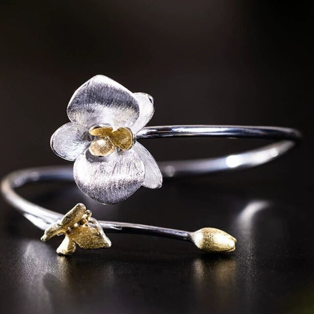 胡蝶蘭のバングル - 日常生活の中でも非日常的な美しさを！ B086 | iichi 日々の暮らしを心地よくするハンドメイドやアンティークのマーケットプレイス