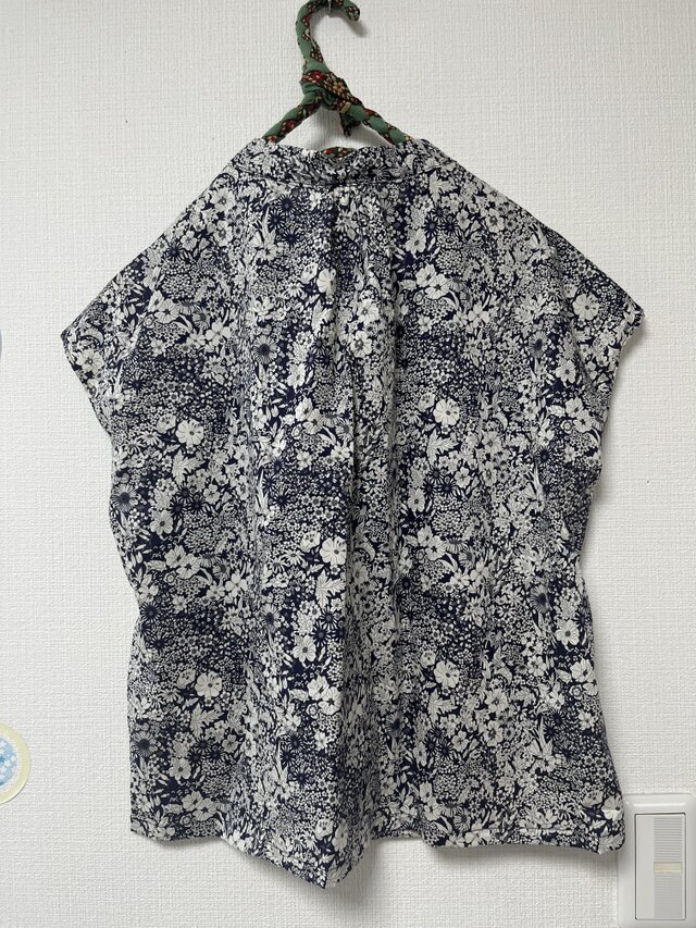 毎日着られる大人服 フレンチスリーブブラウス リバティタナローン パトリックゴードン ネイビー | iichi 日々の暮らしを心地よくするハンドメイドやアンティークのマーケットプレイス