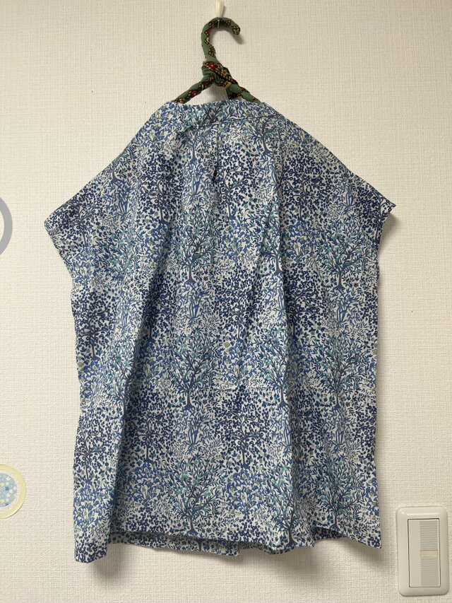 毎日着られる大人服 フレンチスリーブブラウス リバティタナローン ブルー系 | iichi 日々の暮らしを心地よくするハンドメイドやアンティークのマーケットプレイス