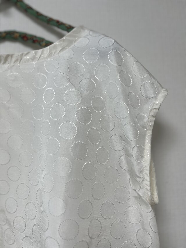 シンプルフレンチスリーブブラウス シルクタッチポリ サークルドット アイボリー | iichi 日々の暮らしを心地よくするハンドメイドやアンティークのマーケットプレイス