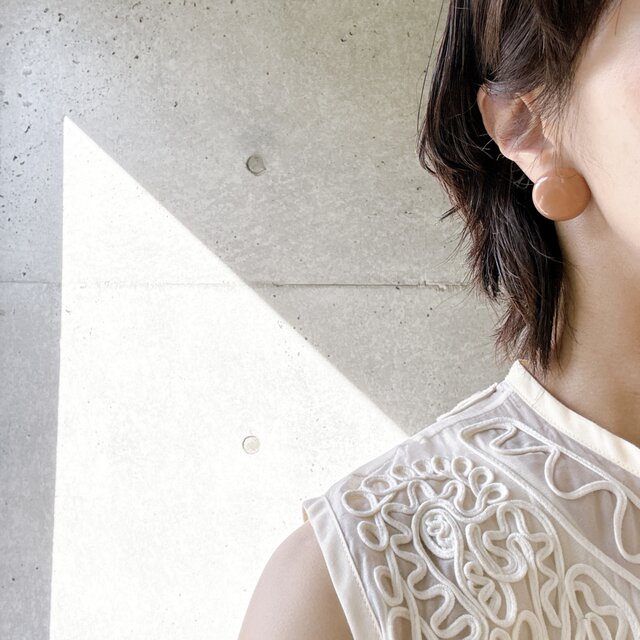 P692-ヴィンテージピアス U.S.A. 1960〜70s Pink Beige Cabochon | iichi 日々の暮らしを心地よくするハンドメイドやアンティークのマーケットプレイス