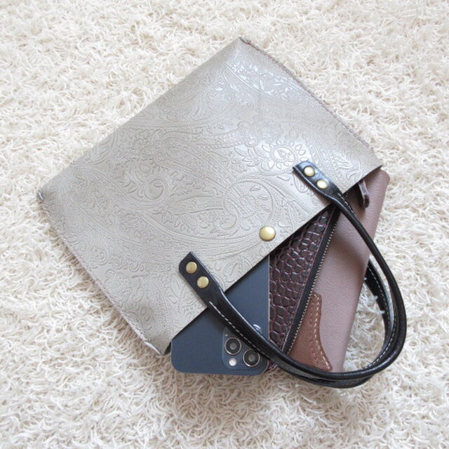 バッグインにもピッタリ♪《牛革》フラットミニマルトート・ペイズリー・モスグレー・0497 | iichi 日々の暮らしを心地よくするハンドメイドやアンティークのマーケットプレイス