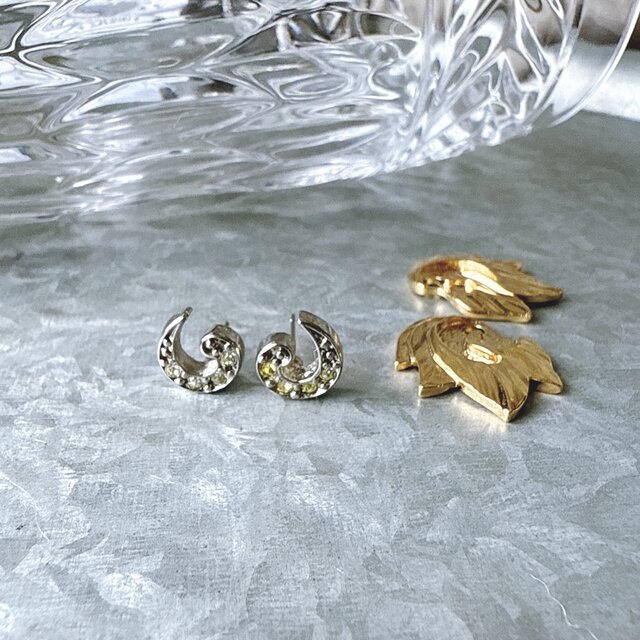 PA387-【 AVON 】エイボン・ヴィンテージピアス 2way Gold Tone Leaf Silver Swirl | iichi 日々の暮らしを心地よくするハンドメイドやアンティーク ...