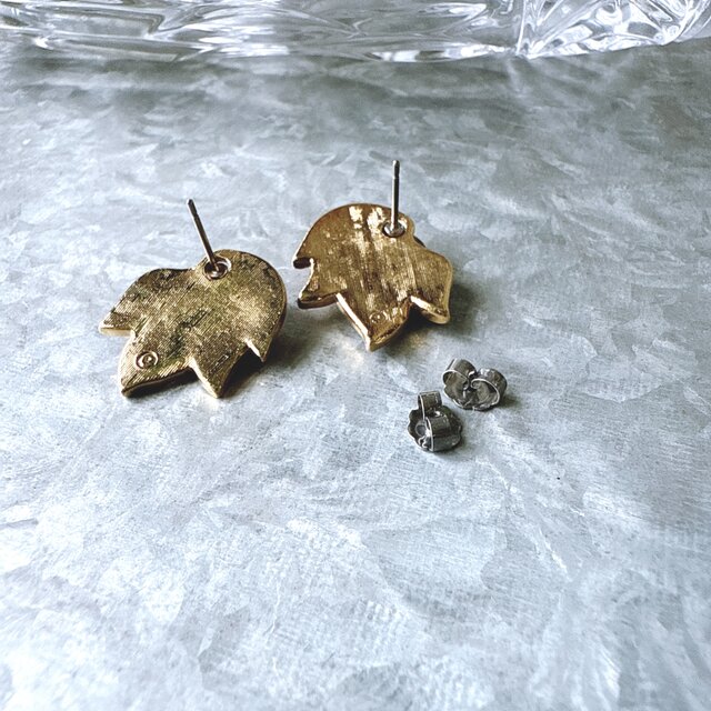 PA387-【 AVON 】エイボン・ヴィンテージピアス 2way Gold Tone Leaf Silver Swirl | iichi 日々の暮らしを心地よくするハンドメイドやアンティーク ...