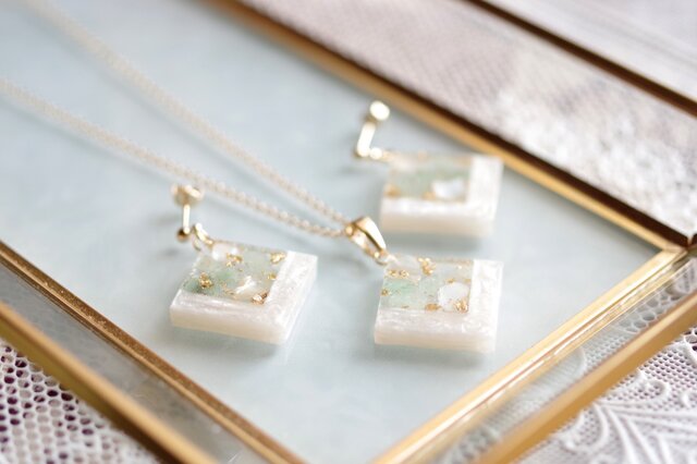 レジンアート スクエアピアス〈緑風に遊ぶ〉 | iichi 日々の暮らしを心地よくするハンドメイドやアンティークのマーケットプレイス