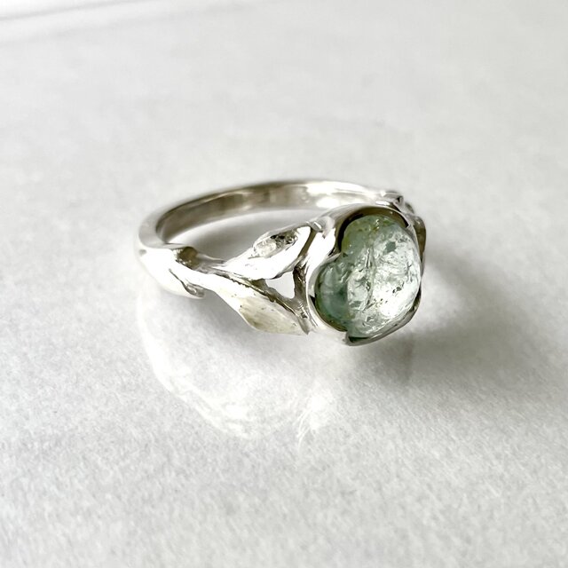 アクアマリンのボタニカルリング | iichi 日々の暮らしを心地よくするハンドメイドやアンティークのマーケットプレイス