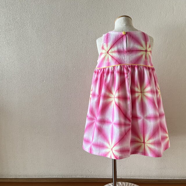 子供 浴衣地ひかえめフレアーワンピース 板締絞り（ピンク地） 80-130サイズ〈受注製作〉 | iichi 日々の暮らしを心地よくするハンドメイドやアンティークのマーケットプレイス