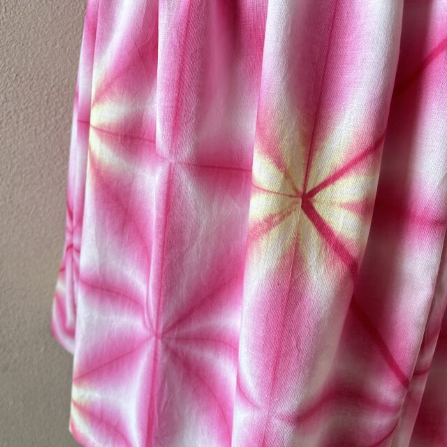 子供 浴衣地ひかえめフレアーワンピース 板締絞り（ピンク地） 80-130サイズ〈受注製作〉 | iichi 日々の暮らしを心地よくするハンドメイドやアンティークのマーケットプレイス