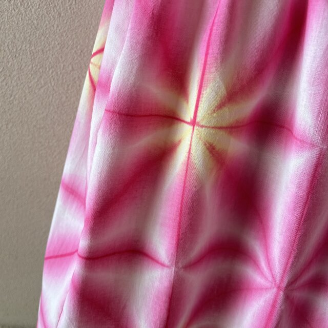 子供 浴衣地ひかえめフレアーワンピース 板締絞り（ピンク地） 80-130サイズ〈受注製作〉 | iichi 日々の暮らしを心地よくするハンドメイドやアンティークのマーケットプレイス