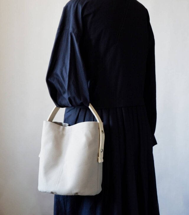 丸底トート アイスグレー×生成り | iichi 日々の暮らしを心地よくするハンドメイドやアンティークのマーケットプレイス