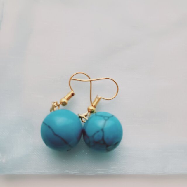 ターコイズ14mmピアス | iichi 日々の暮らしを心地よくするハンドメイドやアンティークのマーケットプレイス
