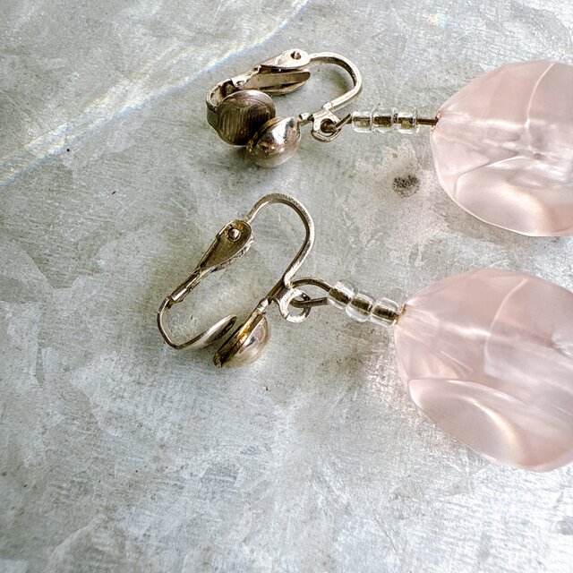 U.S.A. 1980s Rose Quartz Acrylic Hanging Earrings Earrings | iichi 日々の暮らしを心地よくするハンドメイドやアンティークの ...