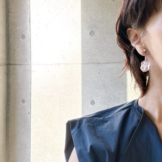 U.S.A. 1980s Rose Quartz Acrylic Hanging Earrings Earrings | iichi 日々の暮らしを心地よくするハンドメイドやアンティークの ...