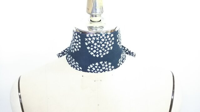 【yさまご予約分】ダブルガーゼの肌ストール ショート丈 花のサークル 紺 巾約8cm 丈約75cm | iichi 日々の暮らしを心地よくするハンドメイドやアンティークのマーケットプレイス