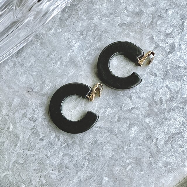 Y1166-ヴィンテージイヤリング・U.S.A. 1980s Dark Green Acrylic Hoops | iichi 日々の暮らしを心地よくするハンドメイドやアンティークのマーケットプレイス