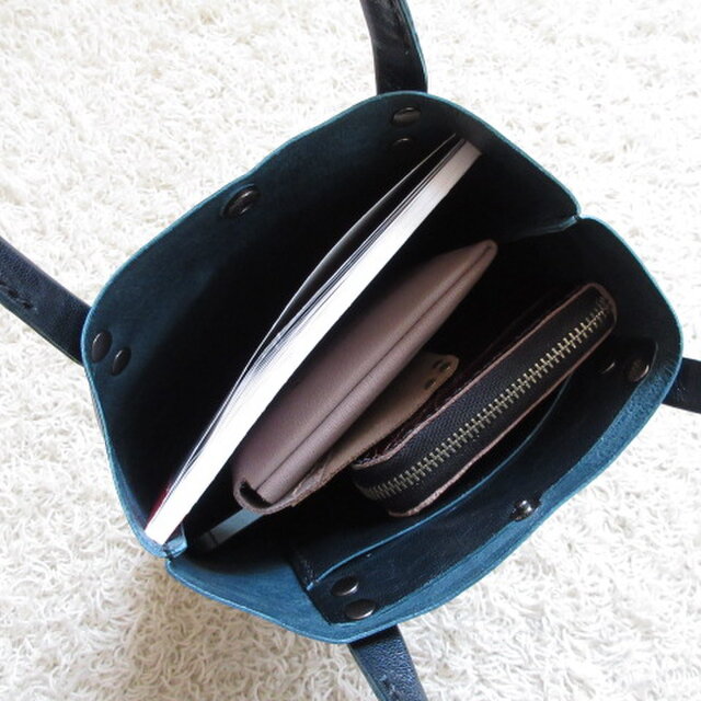 《カーフスキン》ちょい持ちミニトート♪内ポケット付き・ワンレザー仕上げ・ネイビー・0447 | iichi 日々の暮らしを心地よくするハンドメイドやアンティークのマーケットプレイス