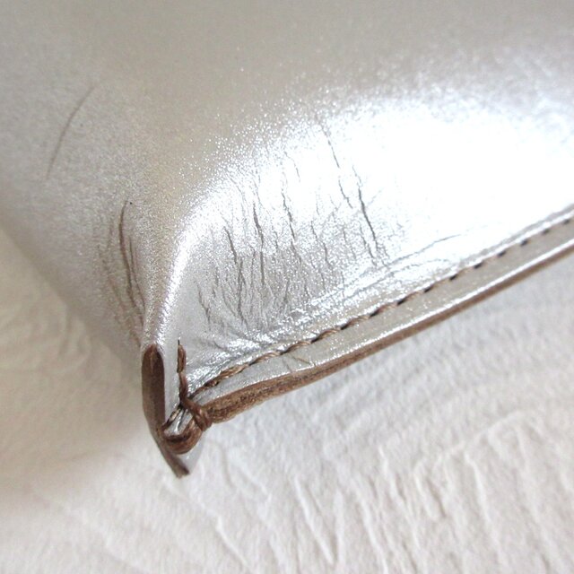 《牛革》シンプルサコッシュ・タテ型・スムース・パールベージュ・0174 | iichi 日々の暮らしを心地よくするハンドメイドやアンティークのマーケットプレイス