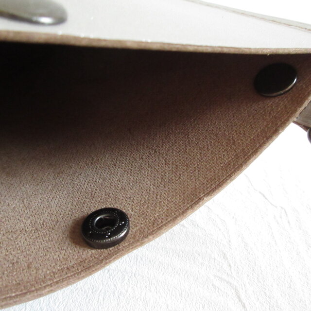 《牛革》シンプルサコッシュ・タテ型・スムース・パールベージュ・0174 | iichi 日々の暮らしを心地よくするハンドメイドやアンティークのマーケットプレイス