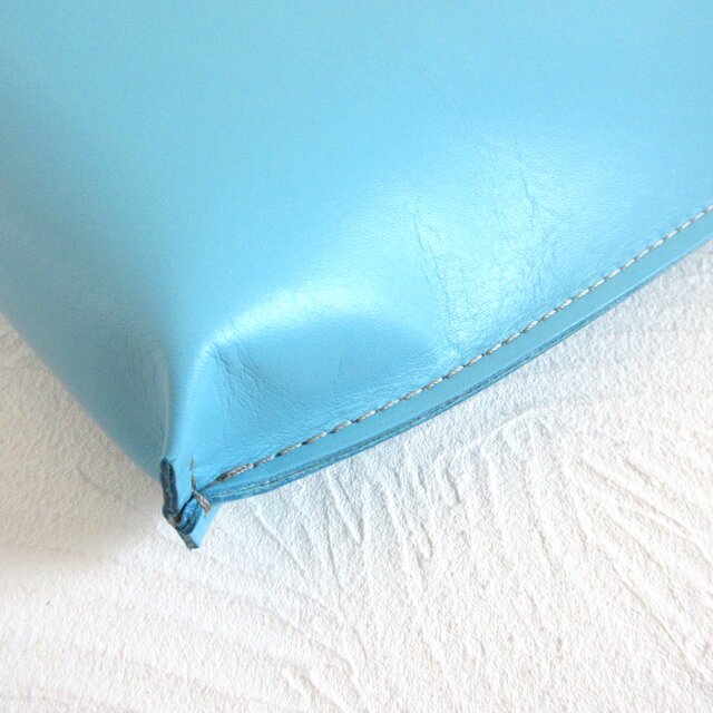 《牛革》シンプルサコッシュ・タテ型・スムース・スカイブルー・0173 | iichi 日々の暮らしを心地よくするハンドメイドやアンティークのマーケットプレイス