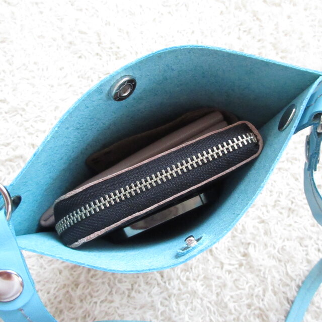 《牛革》シンプルサコッシュ・タテ型・スムース・スカイブルー・0173 | iichi 日々の暮らしを心地よくするハンドメイドやアンティークのマーケットプレイス
