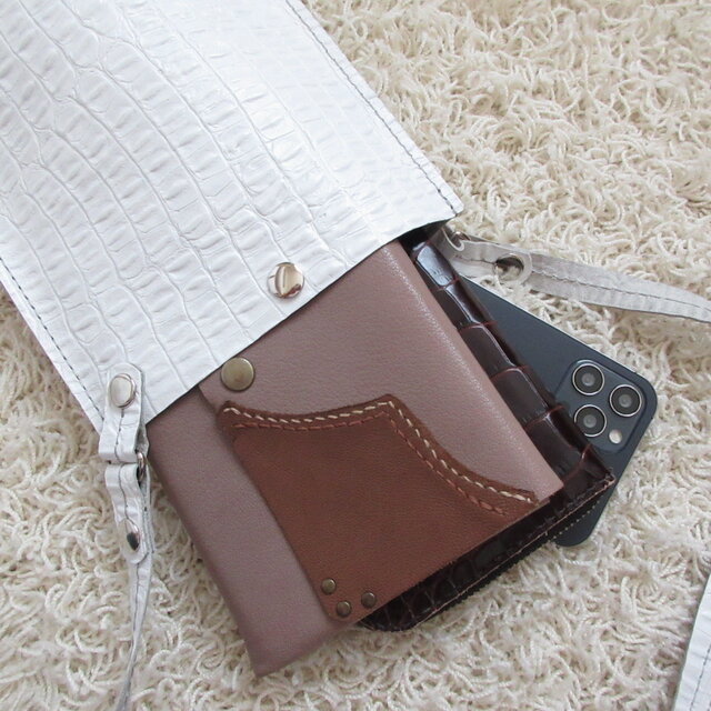《牛革》シンプルサコッシュ・タテ型・型押しクロコ・ホワイト・0175 | iichi 日々の暮らしを心地よくするハンドメイドやアンティークのマーケットプレイス