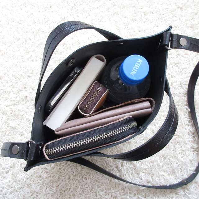 サックっと持てる♪《牛革》2WAYショルダーバッグ・型押しリザード・ブラック・0157 | iichi 日々の暮らしを心地よくするハンドメイドやアンティークのマーケットプレイス