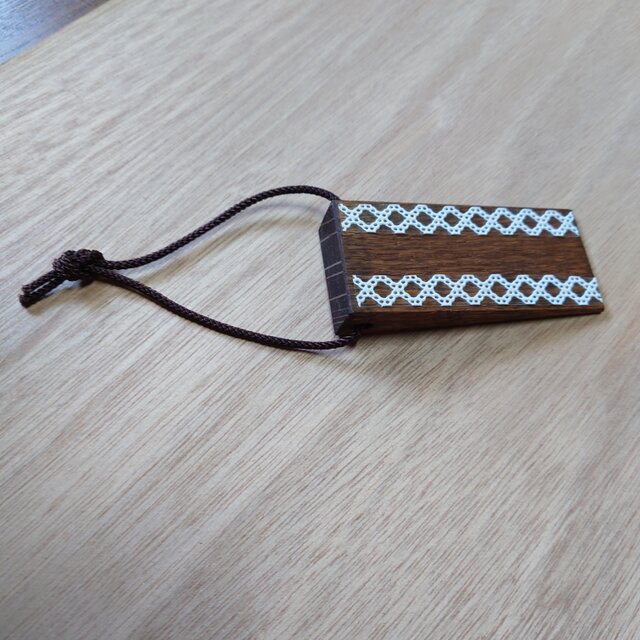 ブラウン Nas54 木製 ドアストッパー ドア止め ミニ 天然杢楢無垢材 | iichi 日々の暮らしを心地よくするハンドメイドやアンティークのマーケットプレイス