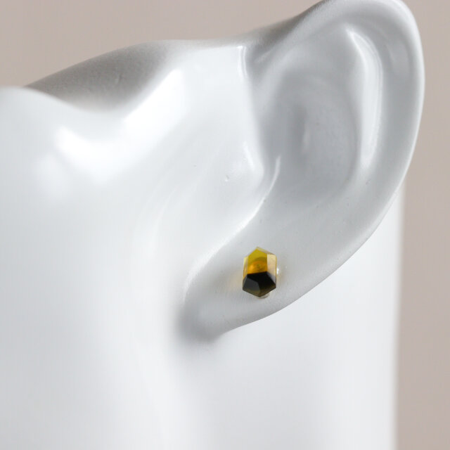 K14｜Kado｜イエロー×ブラック・Bee Motif アゲートスタッドピアス | iichi 日々の暮らしを心地よくするハンドメイドやアンティークのマーケットプレイス