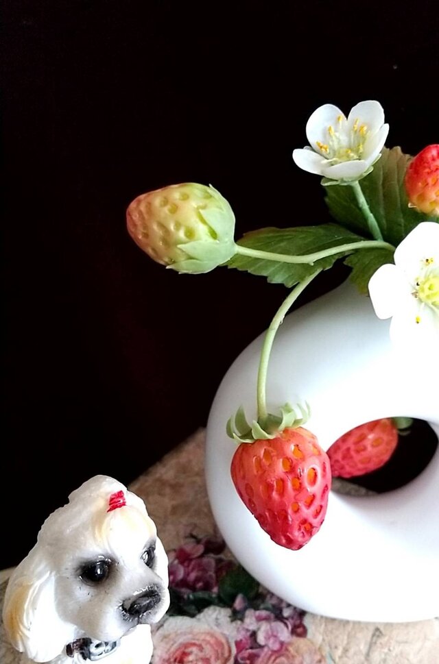 ★粘土の花[コロンと愛らしい苺ー4]★ | iichi 日々の暮らしを心地よくするハンドメイドやアンティークのマーケットプレイス