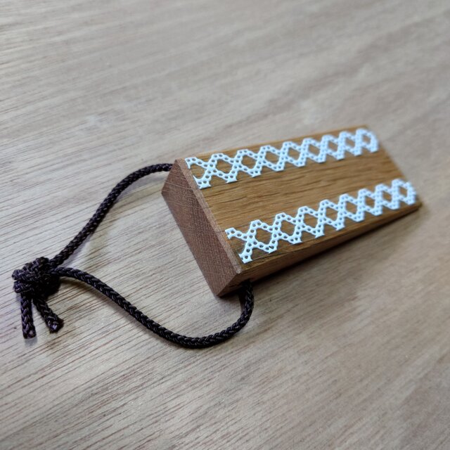 ナチュラル Nas67 木製 ドアストッパー ドア止め ミニ 天然杢楢無垢材 | iichi 日々の暮らしを心地よくするハンドメイドやアンティークのマーケットプレイス