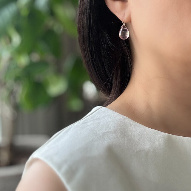 ピーチ色の雫 天然石フローライト ピアス/イヤリング アレルギー対応 --Peach Dew-- | iichi 日々の暮らしを心地よくするハンドメイドやアンティークのマーケットプレイス