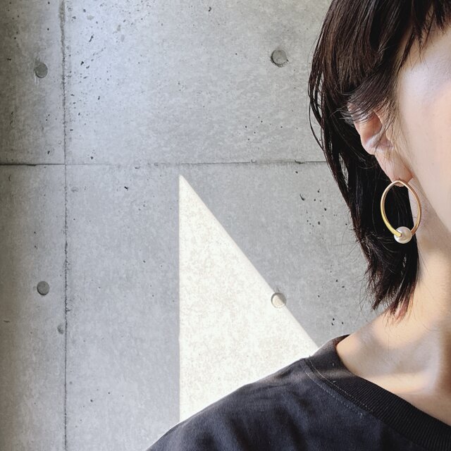 PA389-【 AVON 】エイボン・ヴィンテージピアス 1999 Pearlesque Gold Hoop | iichi 日々の暮らしを心地よくするハンドメイドやアンティークのマーケットプレイス