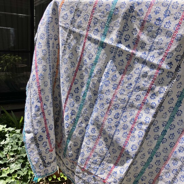 白×ブルーの小花柄ブロックプリントカンタキルト／ヴィンテージ手縫いキルト／ソファカバー／ファブリック | iichi 日々の暮らしを心地よくするハンドメイドやアンティークのマーケットプレイス