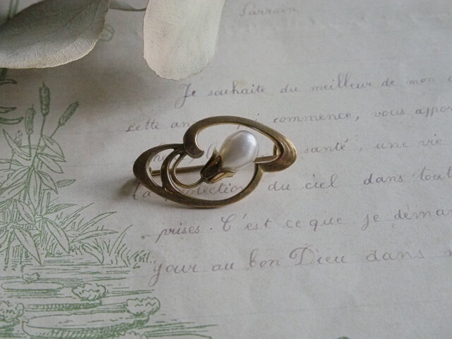 曲線とパールの小さなブローチ | iichi 日々の暮らしを心地よくするハンドメイドやアンティークのマーケットプレイス