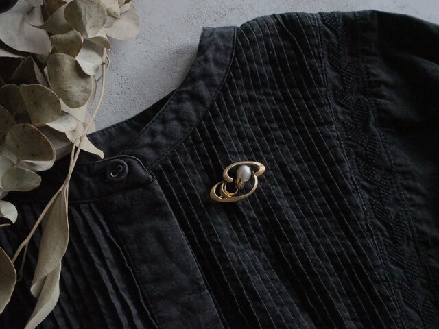 曲線とパールの小さなブローチ | iichi 日々の暮らしを心地よくするハンドメイドやアンティークのマーケットプレイス