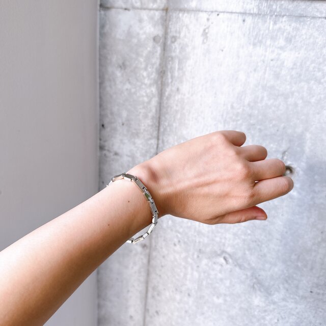 B157-ヴィンテージブレスレット 1980〜90s Shiny Silver Tone Bracelet | iichi 日々の暮らしを心地よくするハンドメイドやアンティークのマーケットプレイス