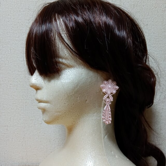 くすみピンクのレースイヤリング | iichi 日々の暮らしを心地よくするハンドメイドやアンティークのマーケットプレイス