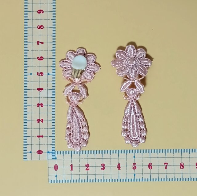 くすみピンクのレースイヤリング | iichi 日々の暮らしを心地よくするハンドメイドやアンティークのマーケットプレイス