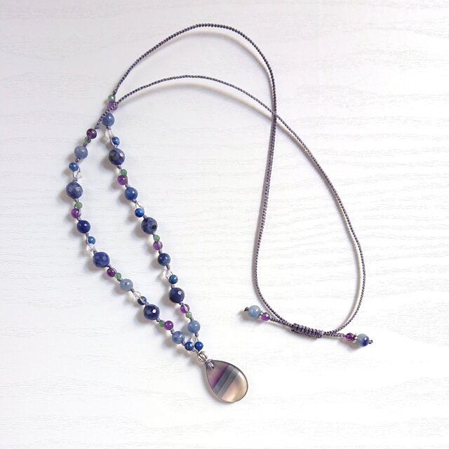 フローライトとブルー系ストーンのフリーサイズネックレス Y-2085 | iichi 日々の暮らしを心地よくするハンドメイドやアンティークのマーケットプレイス