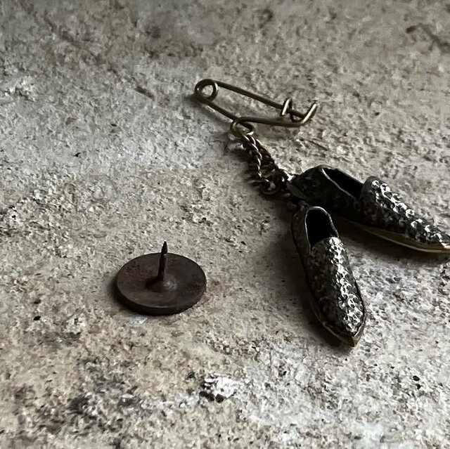 イタリア たぐいまれな彫金 靴のブローチ | iichi 日々の暮らしを心地よくするハンドメイドやアンティークのマーケットプレイス