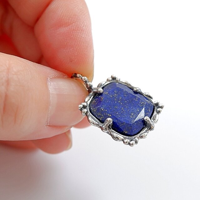 ～幸運の石～ラピスラズリの粒飾りペンダント 天然石アクセサリー 一点物 macari | iichi 日々の暮らしを心地よくするハンドメイドやアンティークのマーケットプレイス