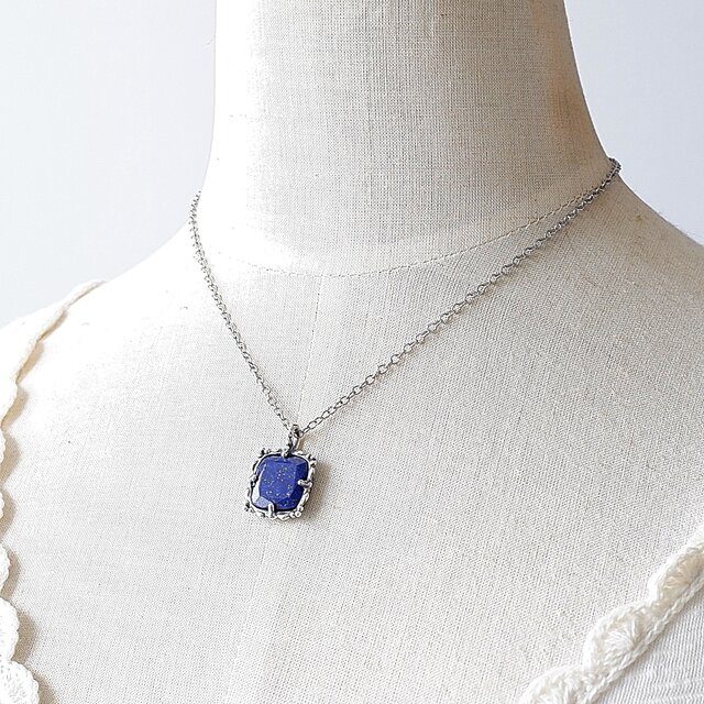 ～幸運の石～ラピスラズリの粒飾りペンダント 天然石アクセサリー 一点物 macari | iichi 日々の暮らしを心地よくするハンドメイドやアンティークのマーケットプレイス