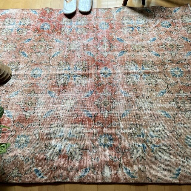130×184 擦れシャビー サーモン 草花ボタニカル トルコヴィンテージラグ | iichi 日々の暮らしを心地よくするハンドメイドやアンティークのマーケットプレイス