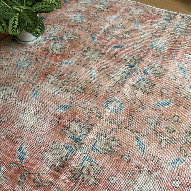 130×184 擦れシャビー サーモン 草花ボタニカル トルコヴィンテージラグ | iichi 日々の暮らしを心地よくするハンドメイドやアンティークのマーケットプレイス