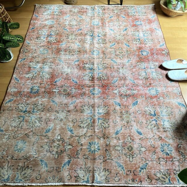 130×184 擦れシャビー サーモン 草花ボタニカル トルコヴィンテージラグ | iichi 日々の暮らしを心地よくするハンドメイドやアンティークのマーケットプレイス
