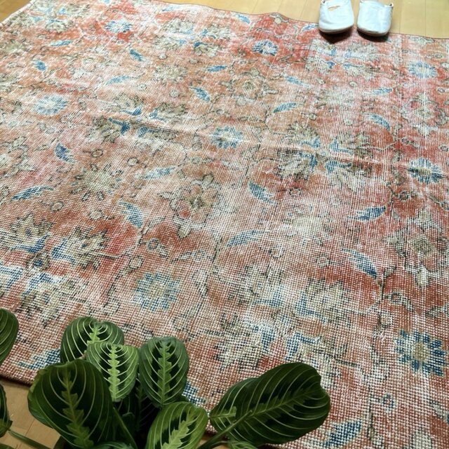 130×184 擦れシャビー サーモン 草花ボタニカル トルコヴィンテージラグ | iichi 日々の暮らしを心地よくするハンドメイドやアンティークのマーケットプレイス