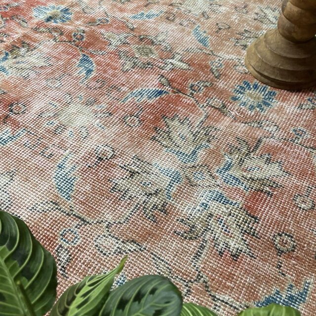 130×184 擦れシャビー サーモン 草花ボタニカル トルコヴィンテージラグ | iichi 日々の暮らしを心地よくするハンドメイドやアンティークのマーケットプレイス