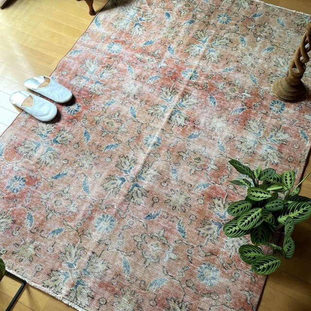 130×184 擦れシャビー サーモン 草花ボタニカル トルコヴィンテージラグ | iichi 日々の暮らしを心地よくするハンドメイドやアンティークのマーケットプレイス