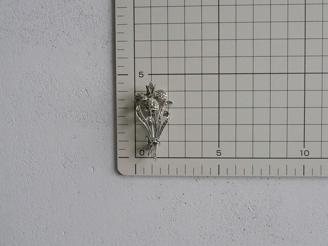 シルバーとマーカサイトのアイリスブローチ | iichi 日々の暮らしを心地よくするハンドメイドやアンティークのマーケットプレイス