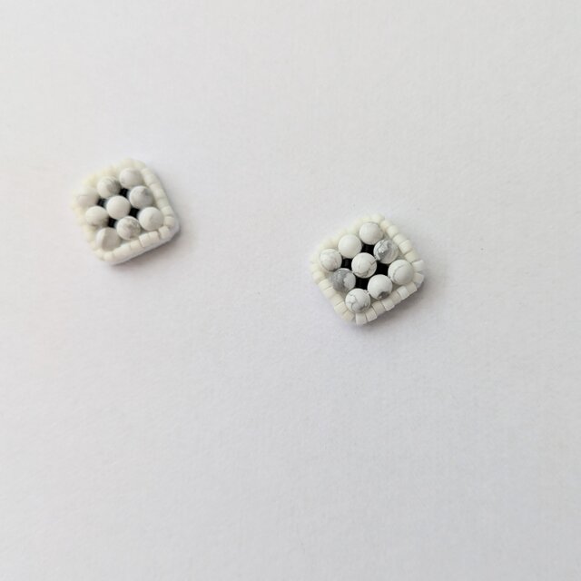 monolog 蕾ピアス&イヤリング B(ハウライト) | iichi 日々の暮らしを心地よくするハンドメイドやアンティークのマーケットプレイス